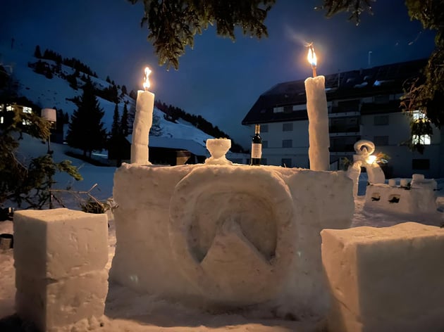 BUILD A SNOW BAR